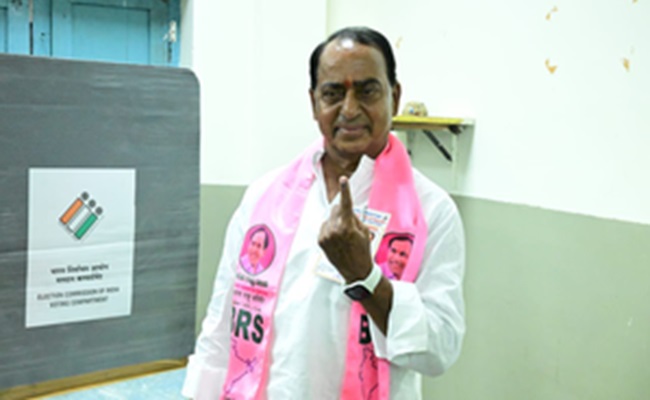 Polls: BRS minister, MLA cast votes in party scarves - Great Andhra