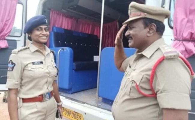 Moment: Inspector dad salutes DSP daughter in Tirupati - Great Andhra